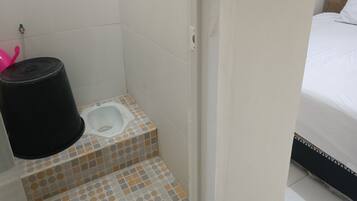 Quarto casal | Banheiro | Chuveiro, toalhas de banho, sabonete