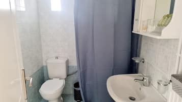 Apartamento Panorâmico, Vista para a cidade (Inspire) | Casa de banho | Um polibã, artigos de higiene pessoal grátis, um secador de cabelo