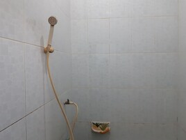 Quarto Duplo Básico | Casa de banho | Um polibã, toalhas fornecidas 
