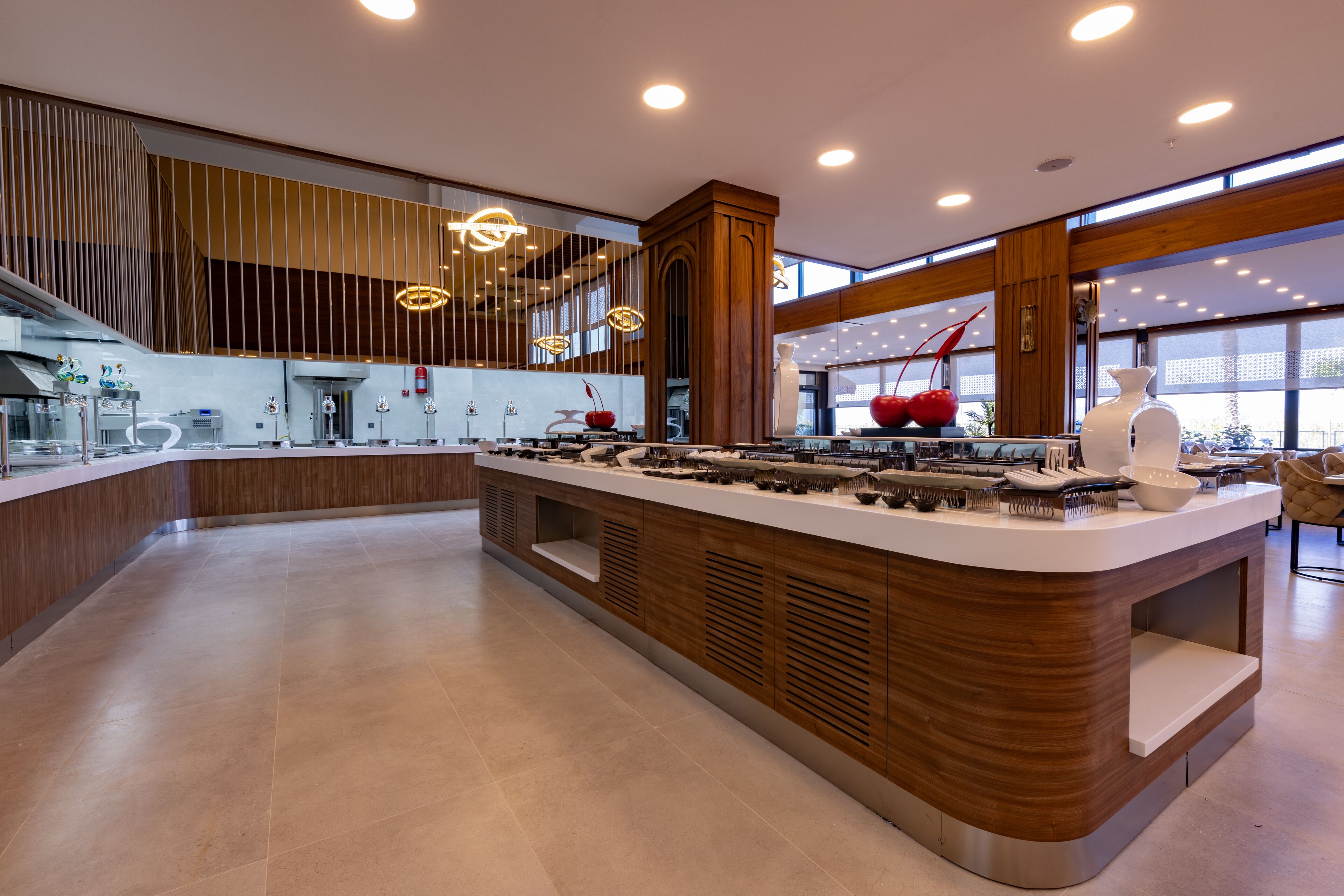 Uma cozinha moderna com ilha central, armários de madeira e iluminação pendente.