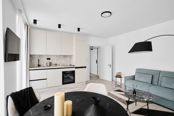 Deluxe One Bedroom Apartment | Área de estar | Smart TV 55 polegadas com canais digitais, Netflix, filmes recentes