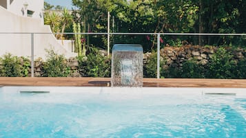 Piscina externa sazonal, funciona das 8h às 19h, guarda-sóis