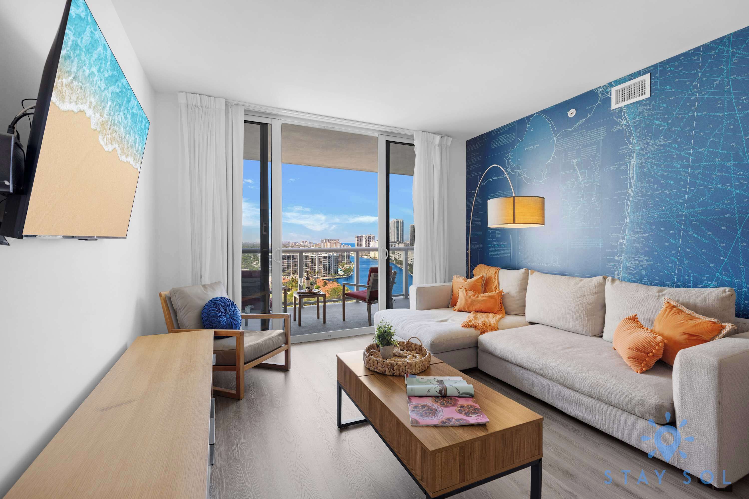 Spectacular Upper Apartment, Amazing Pool - Hallandale Beach, FL