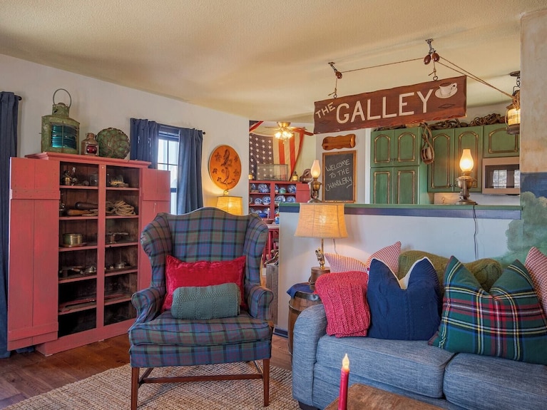 Discover The Heart Of The Ship Chandler In This Charming 2br Apt! - Preston, CT