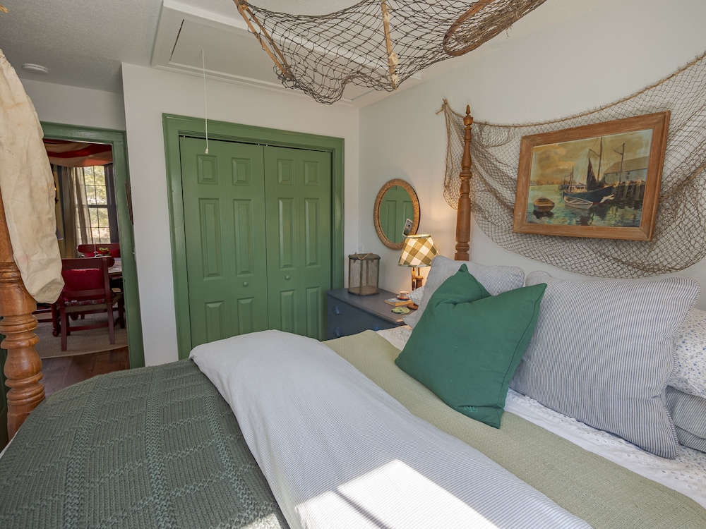 Discover The Heart Of The Ship Chandler In This Charming 2br Apt! - Mystic, CT