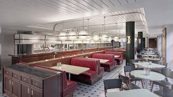 Pequenos-almoços, almoços, jantares servidos, cozinha americana