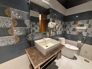 Quarto executivo | Banheiro | Chuveiro, chuveiro com efeito de chuva, produtos de toalete grátis