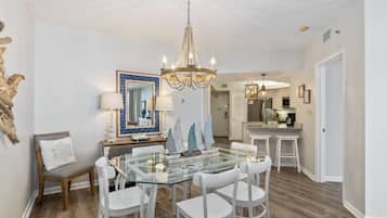 Condo com design assinado, 3 quartos, sacada, vista para a praia | Opções para refeição no quarto