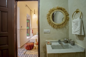 Quarto Standard | Casa de banho | Um polibã, artigos de higiene pessoal grátis, um secador de cabelo