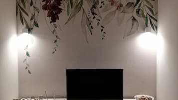 Apartamento, 1 cama King | Área de estar | TV LED