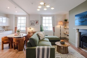 Apartamento luxo | Área de estar | Smart TV 42 polegadas com canais digitais