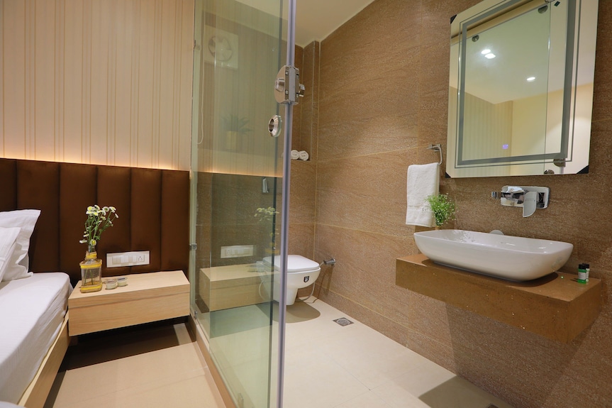 Hotel 16 , Delhi - New Delhi