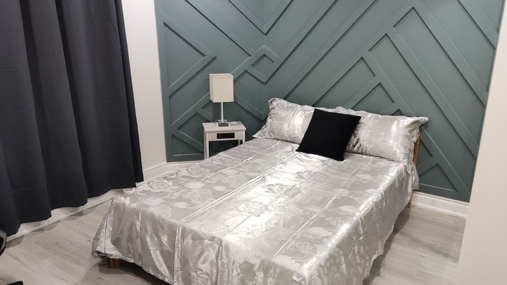 5 Min Walk To Sheridan Cozy Basement
Brand New Basement
Separate Entrance - Oakville