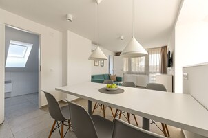 Apartamento família, sacada | Área de estar | TV LCD