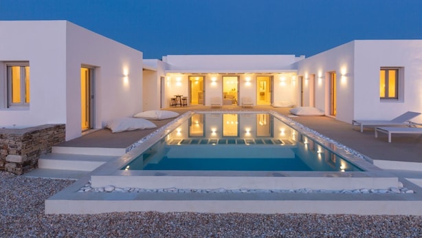 Uma villa moderna com piscina central, vários quartos com portas que dão para o interior, e áreas de estar ao ar livre.