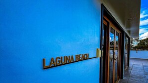 Fachada de um edifício azul com uma placa indicando 
