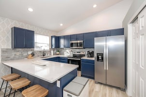 Casa, várias camas, varanda | Cozinha privada | Uma cafeteira/bule, um frigorífico, um micro-ondas, um forno 