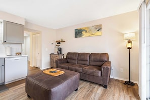 Apartamento em Condomínio Fechado, 1 cama king-size e sofá-cama (Chandler’s Pondview Getaway) | Sala de estar | Televisor de ecrã plano de 42 polegadas com canais digitais, lareira 