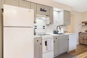 Apartamento em Condomínio Fechado, 1 cama king-size e sofá-cama (Chandler’s Pondview Getaway) | Cozinha privada | Uma cafeteira/bule 