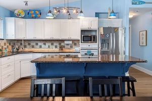 Casa, várias camas, varanda, vista para o jardim (The Salty Hippo) | Cozinha privada | Geladeira, micro-ondas, fogão, cooktop
