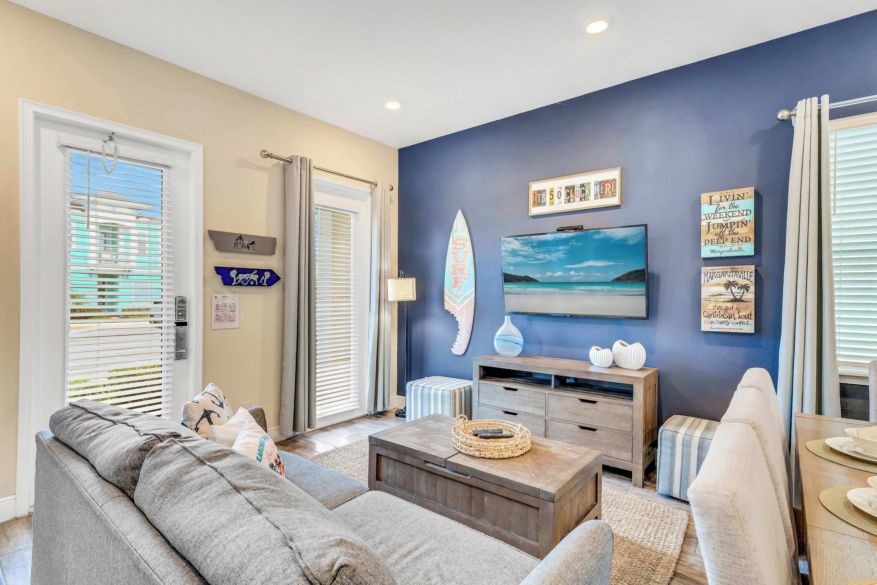 Casa, várias camas, acesso à piscina, vista para a piscina (The Sea Shelter) | Sala de estar | Televisor de ecrã plano de 42 polegadas com canais digitais 