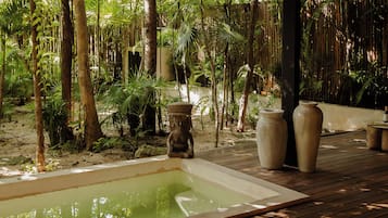 2 piscinas exteriores, guarda-sóis, espreguiçadeiras