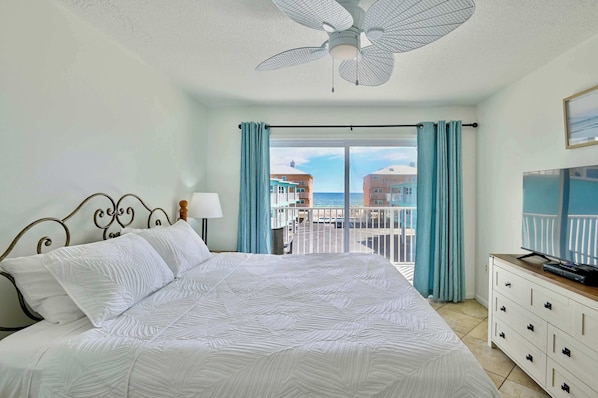 Apartamento em Condomínio Fechado, várias camas, pátio, vista para o oceano (The Hideaway) | 2 quartos, com decoração personalizada, com mobília individualizada