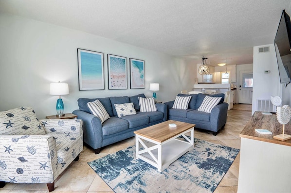 Condo, várias camas, varanda, vista para o oceano (The Hideaway) | Área de estar | TV de tela plana 42 polegadas com canais a cabo