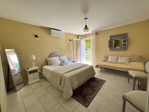 Quarto Triplo Familiar, casa de banho anexa, vista para a piscina (La Fenière) | Quartos insonorizados, Wi-fi grátis 