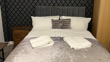 Apartamento, 1 cama de casal e sofá-cama | 1 quarto, ferros/tábuas de passar roupa, Wi-Fi de cortesia
