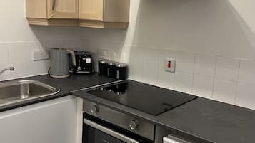 Apartamento, 1 cama de casal e sofá-cama | Cozinha privada | Geladeira grande, micro-ondas, fogão, torradeira