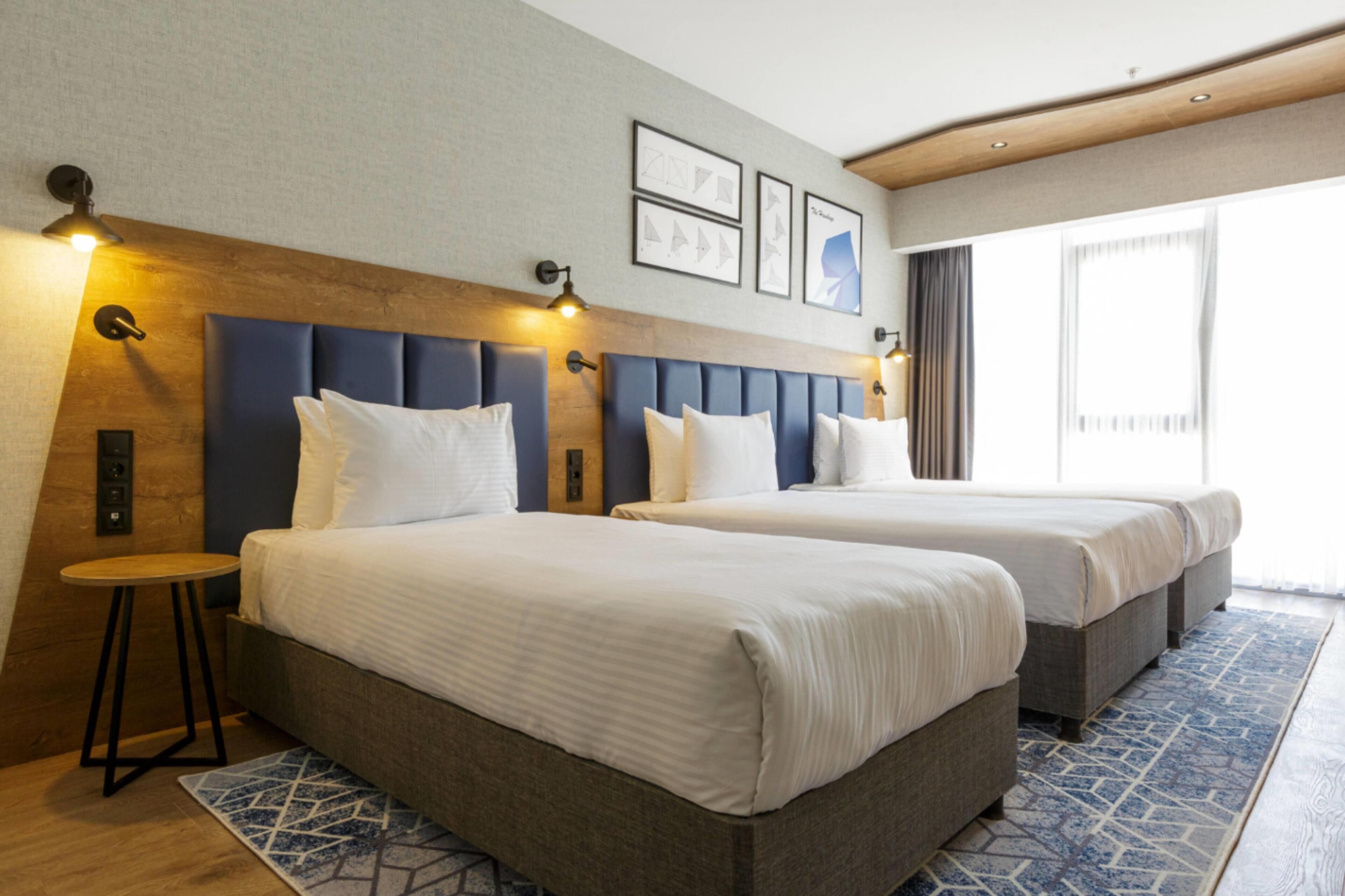 Quarto, 3 camas de solteiro (Triple) | Frigobar, cofres nos quartos, escrivaninha