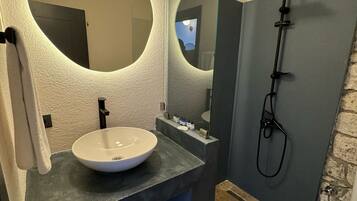 Quarto exclusivo | Banheiro | Secador de cabelo, chinelos, toalhas de banho, sabonete