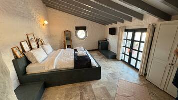 Quarto casal superluxo, 1 cama King | Roupas de cama premium, quartos à prova de som, Wi-Fi de cortesia