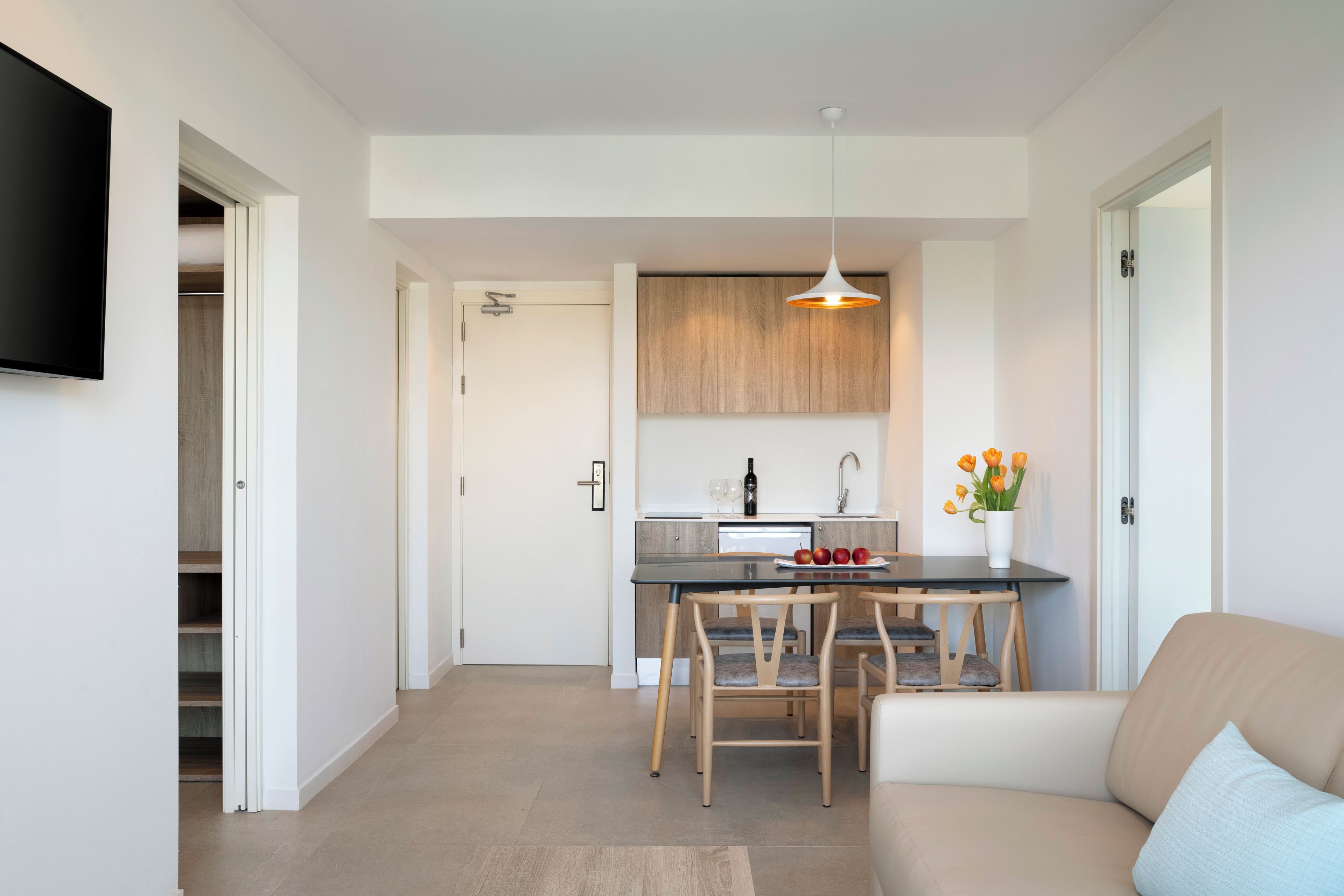 Um apartamento moderno com sala de jantar, cozinha e sala de estar.
