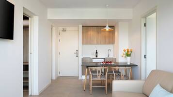 Um apartamento moderno com sala de jantar, cozinha e sala de estar.