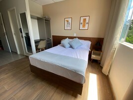 8 quartos, cortinas blackout, quartos à prova de som