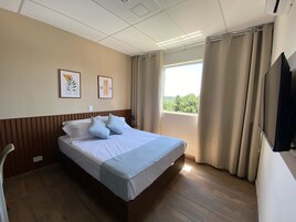 8 quartos, cortinas blackout, quartos à prova de som