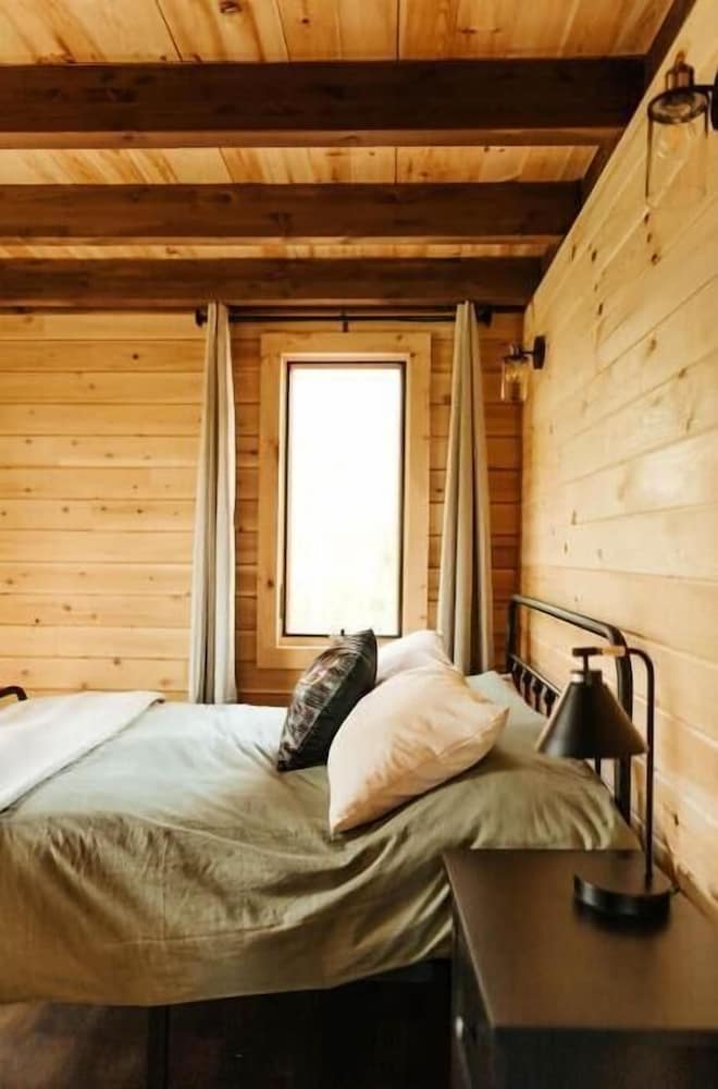 Unwind By The Sea At The Salty Pearl: Your Charming Coastal Log Cottage - Nova Scotia