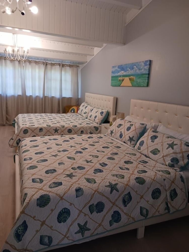 Fully Renovated Piece Of Paradise. 2 Bdrs, 2 King Beds, 1 Queen Bed 2 Full Baths - Islamorada, FL