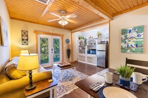 Dúplex, casa de banho privativa, vista para o pátio (Garden Suite) | Lounge