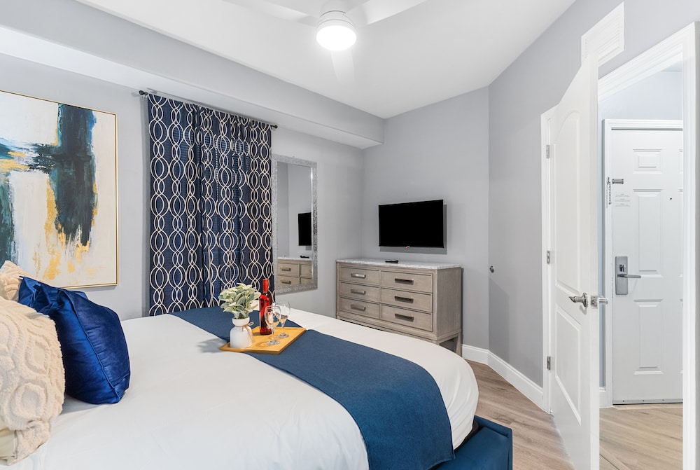 Condo Is Just  2 Miles Away From Disney, Wonderful  Lake View Family-sized - Lake Buena Vista, FL