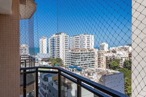 Um edifício alto com várias varandas e vista desobstruída da paisagem urbana.