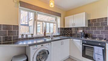 Apartamento | Cozinha privada | Um frigorífico, um micro-ondas, um forno, uma placa de cozinha