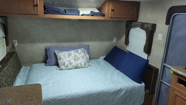 Cozy Rv In Amazing Austin With Ac, Wifi, Swimming Pool - Austin, TX