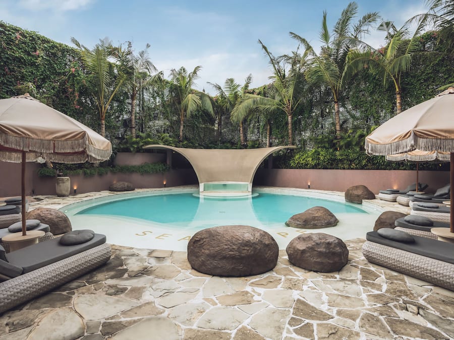 10 piscinas interiores, piscina exterior, guarda-sóis, espreguiçadeiras