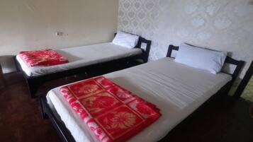 Quarto Twin Deluxe | Roupa de cama fornecida