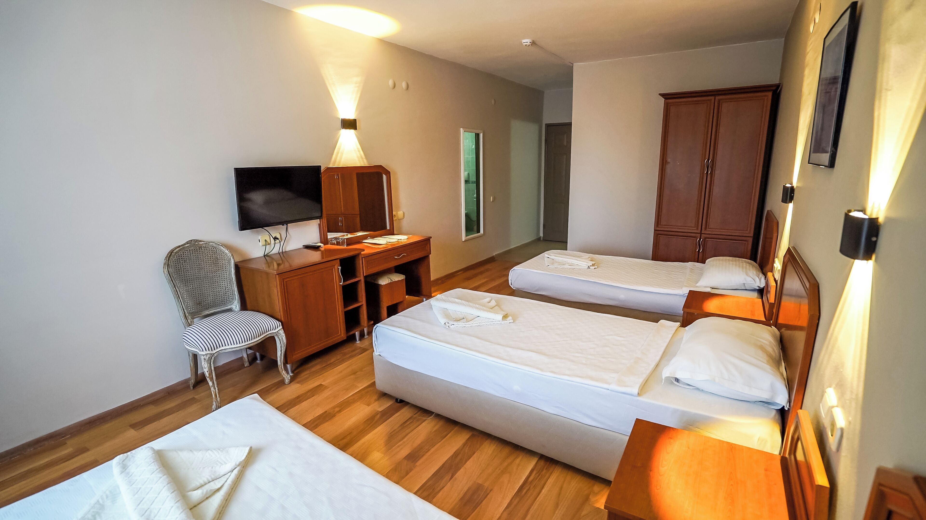 Cofres nos quartos, quartos à prova de som, Wi-Fi (sobretaxa)