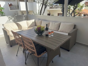 Apartamento Cidade | Sala de estar | Televisor de ecrã plano de 30 polegadas com canais por cabo