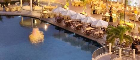 2 piscinas externas, funciona das 6h às 18h, guarda-sóis